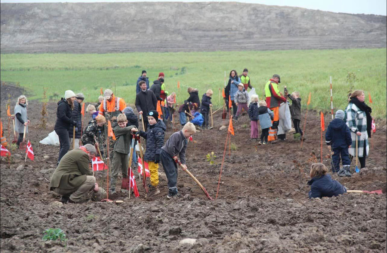 Lokale børn plantede i Hundredemeterskoven - Plant et Træ